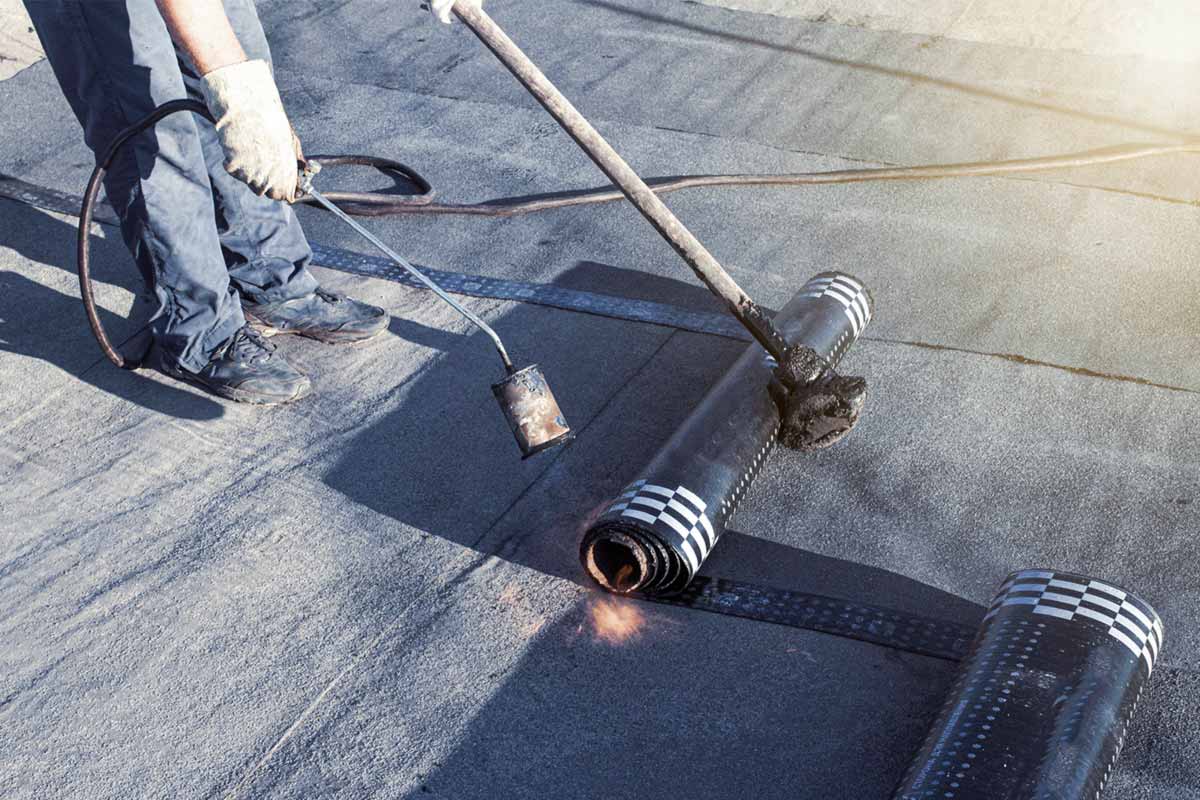 Dachpappe Preis: Materialkosten, Verlegekosten und mehr