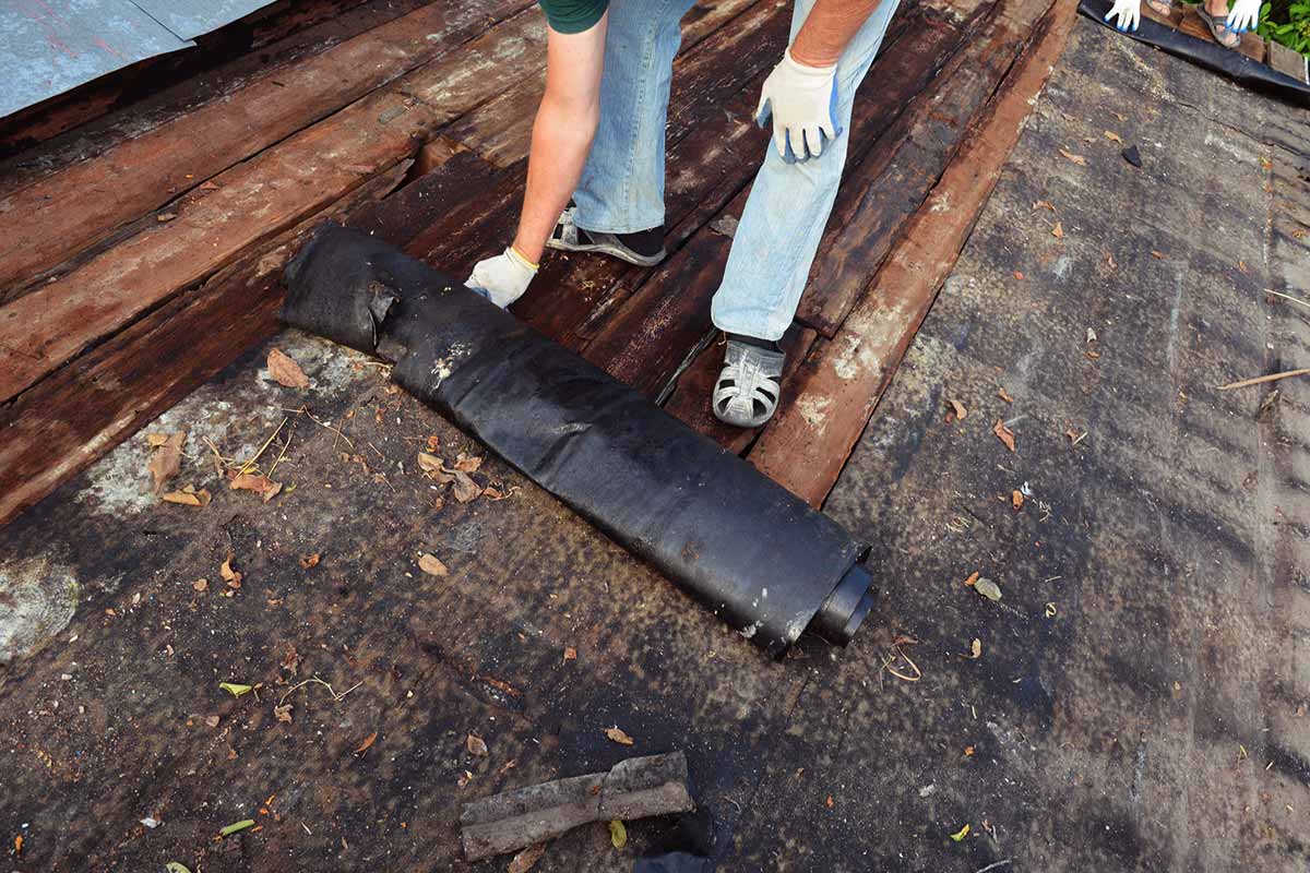 Dachpappe entsorgen: Wie geht man vor? | Ist Teerpappe giftig?