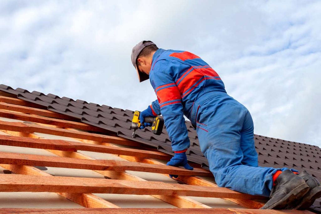 Blechdach Kosten: Von Stahlblech bis Kupfer
