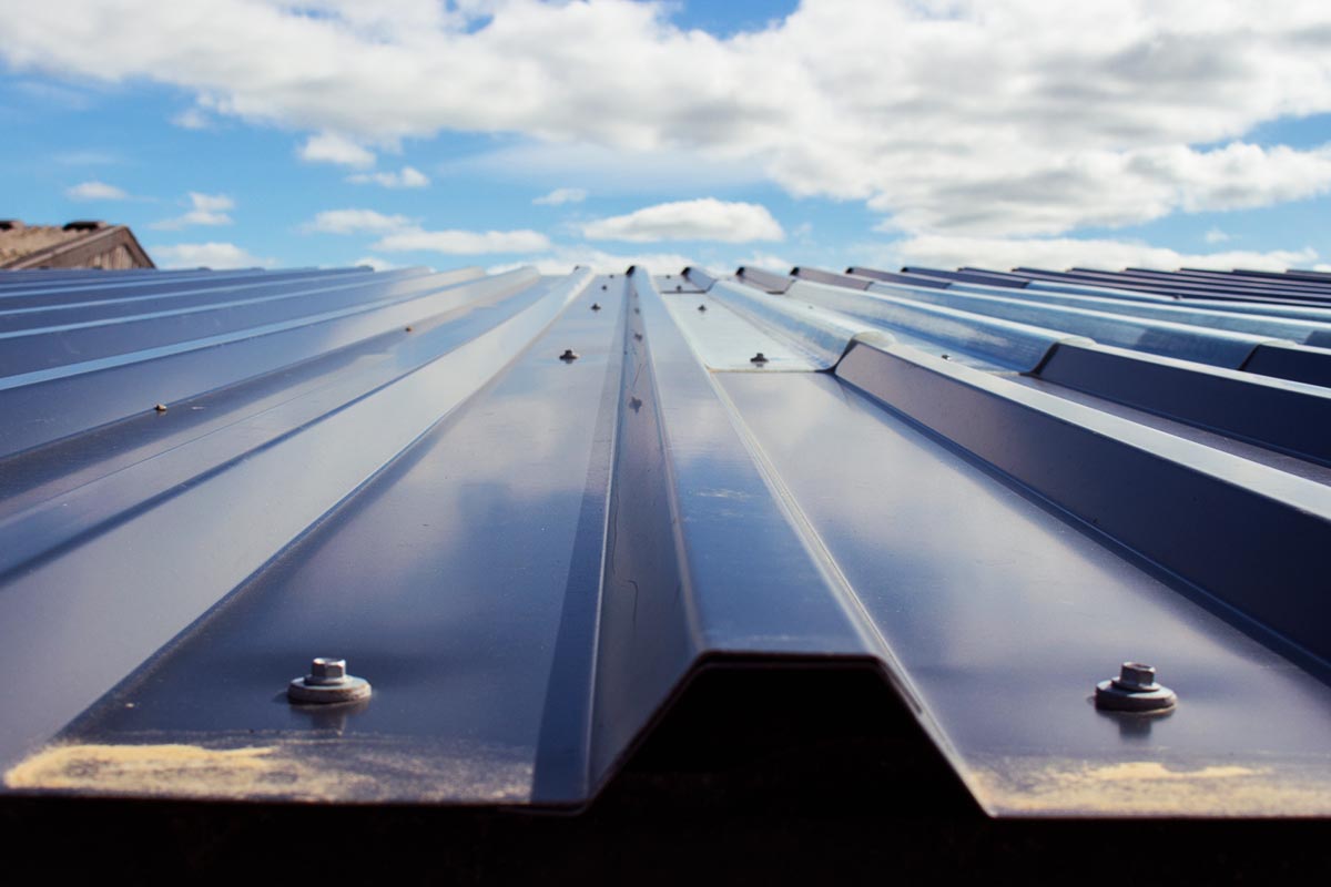 Blechdach: Aufbau | Alle Vorteile & Nachteile